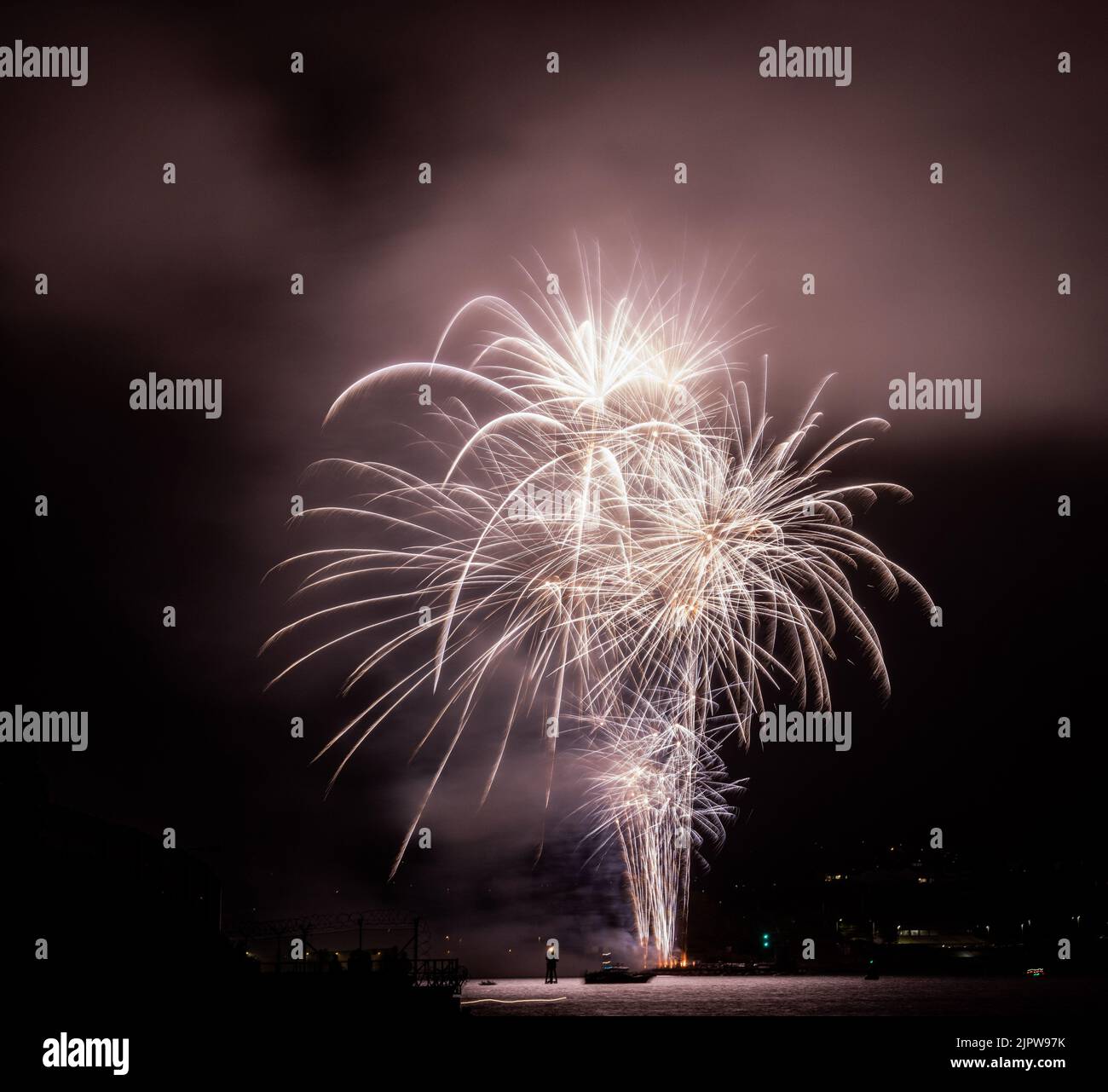 Explosions de feu au-dessus du port de Devil's point dans le cadre de ...