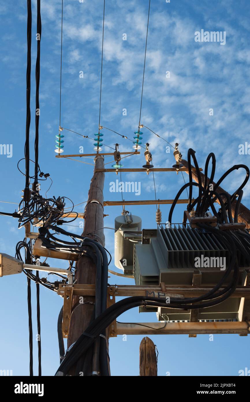 Electrical power pylon supply cables Banque de photographies et d’images à haute résolution - Alamy