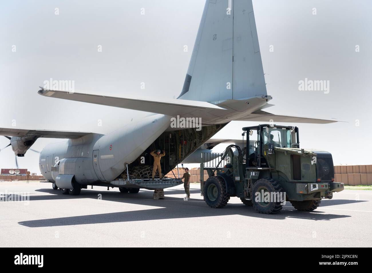 BASE AÉRIENNE NIGÉRIENNE 201, Niger - des membres de l'armée de l'air ...