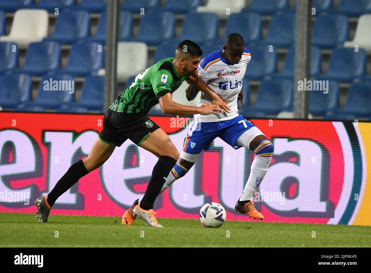 Assan Ceesay (Lecce)Martin Erlic (Sassuolo) Lors du match italien 'erie ...