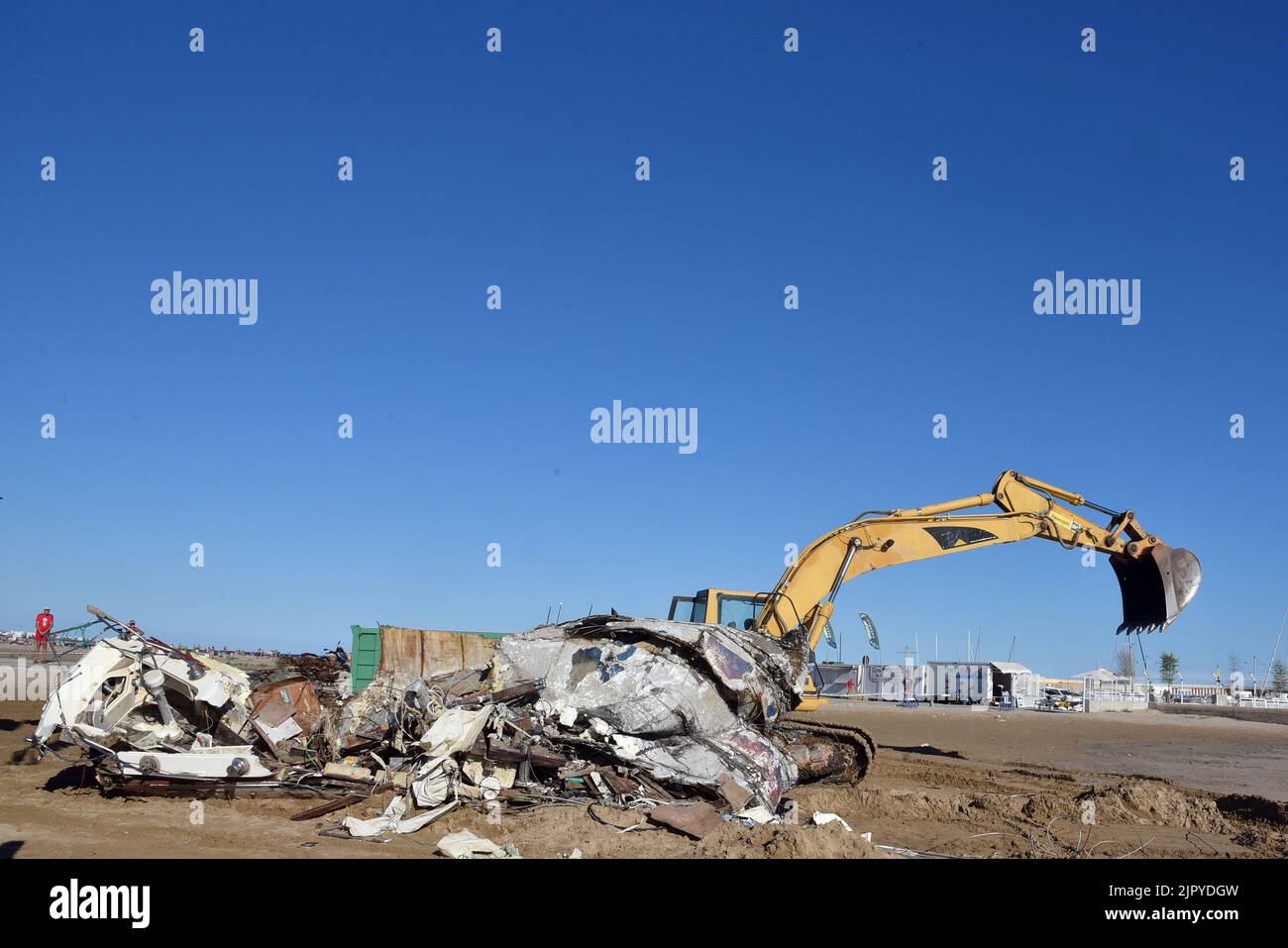 Une machine d'excavation qui a aidé à atteindre les restes du voilier ...