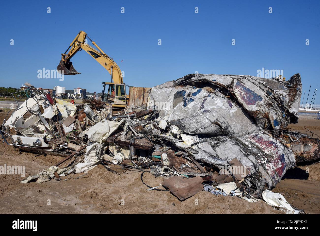 Une machine d'excavation qui a aidé à atteindre les restes du voilier ...