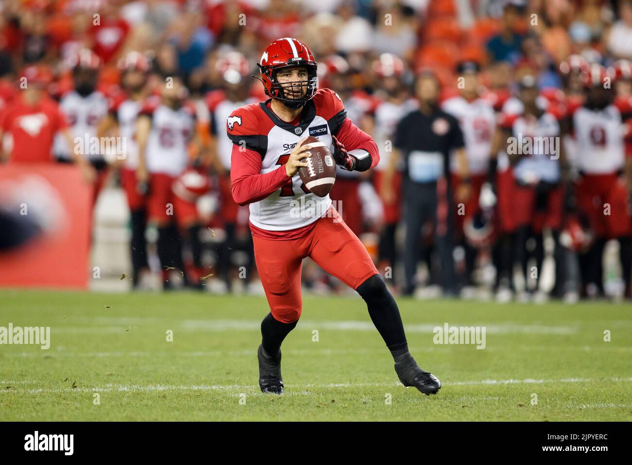 Jake Maier (12) se précipite avec le ballon lors de la deuxième moitié ...