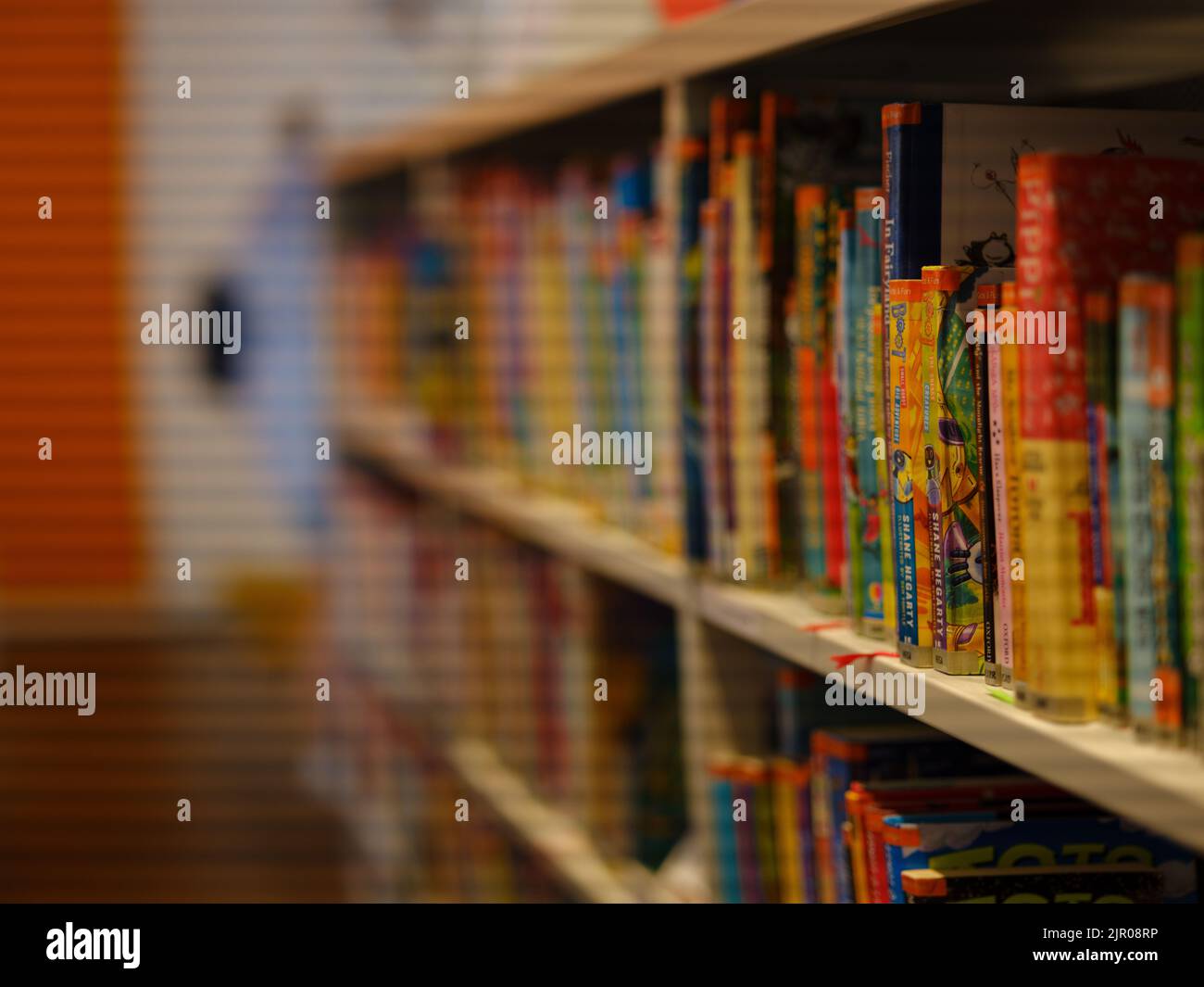 Bâle, Suisse - 8 juillet 2022: Livres dans une nouvelle bibliothèque ...