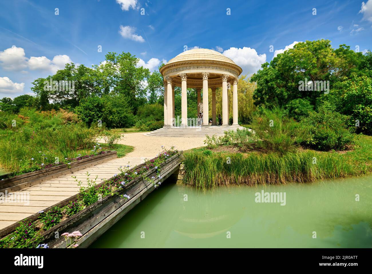 Le château de Versailles. Paris France. Le temple de l'amour au petit ...