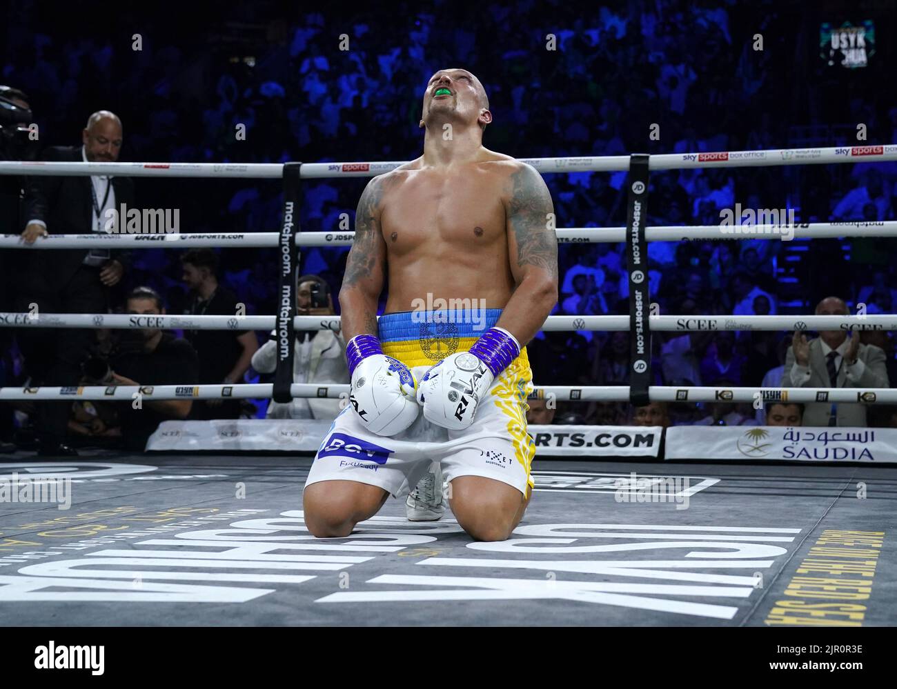 Oleksandr Usyk réagit après avoir remporté le championnat du monde de poids lourd WBA Super IBF ...