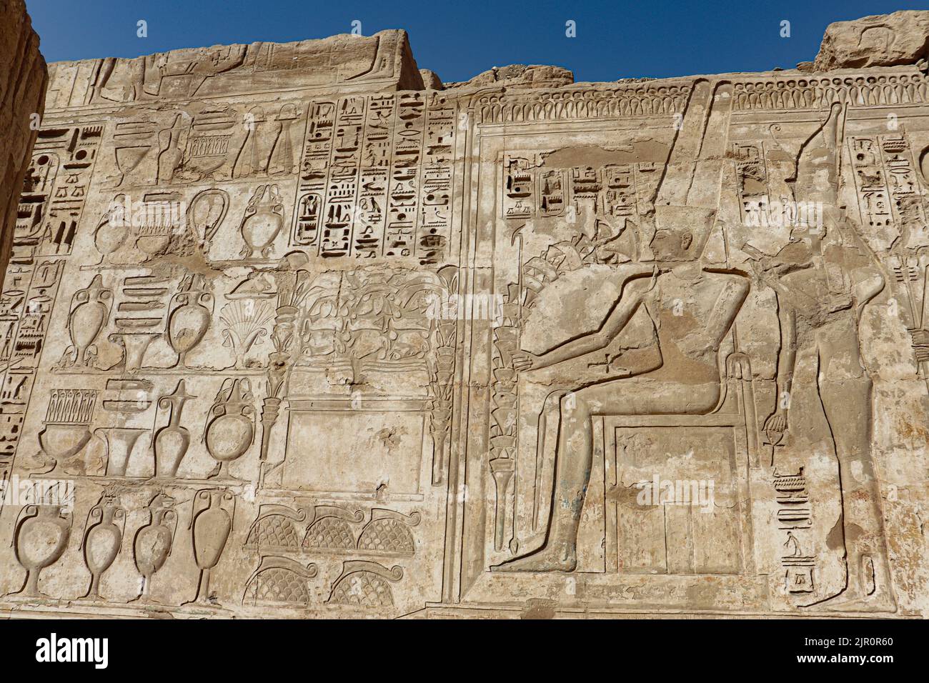 Le temple mortuaire de Ramses III (Medinet Habu) sur la rive ouest du ...