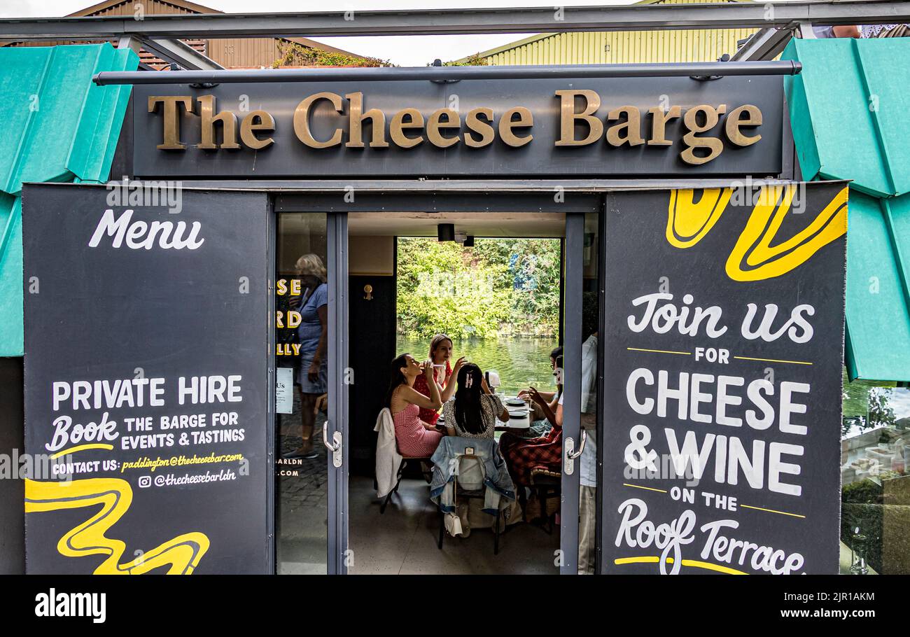 Les gens déjeunent à la Cheese Barge, un restaurant flottant sur le ...