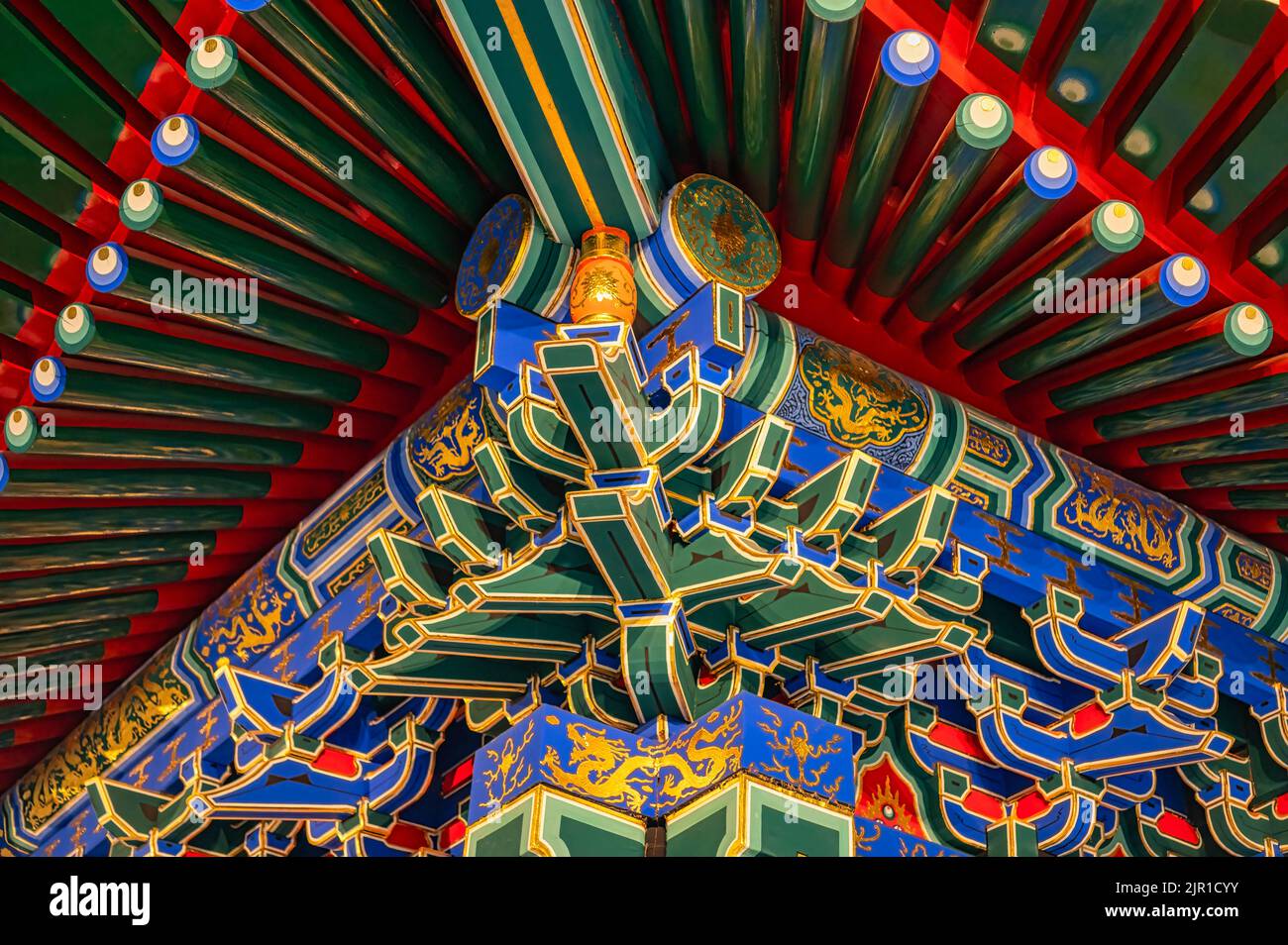 Gros plan sur l'architecture chinoise traditionnelle. Le bâtiment est ...