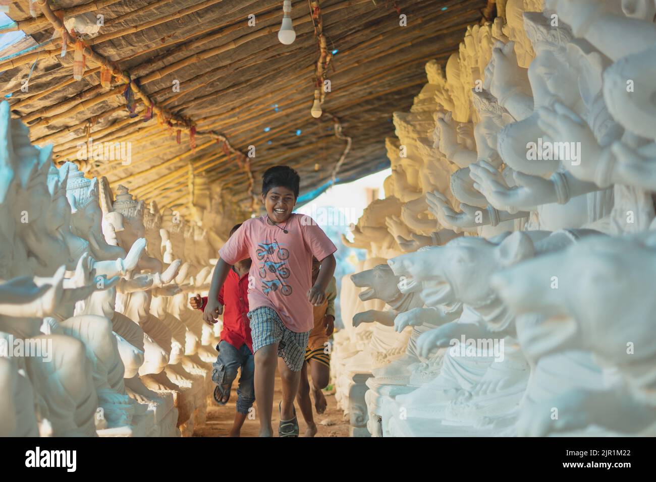 Pileru, Inde - 28 juillet,2022:appréciant groupe d'enfants courant à ...