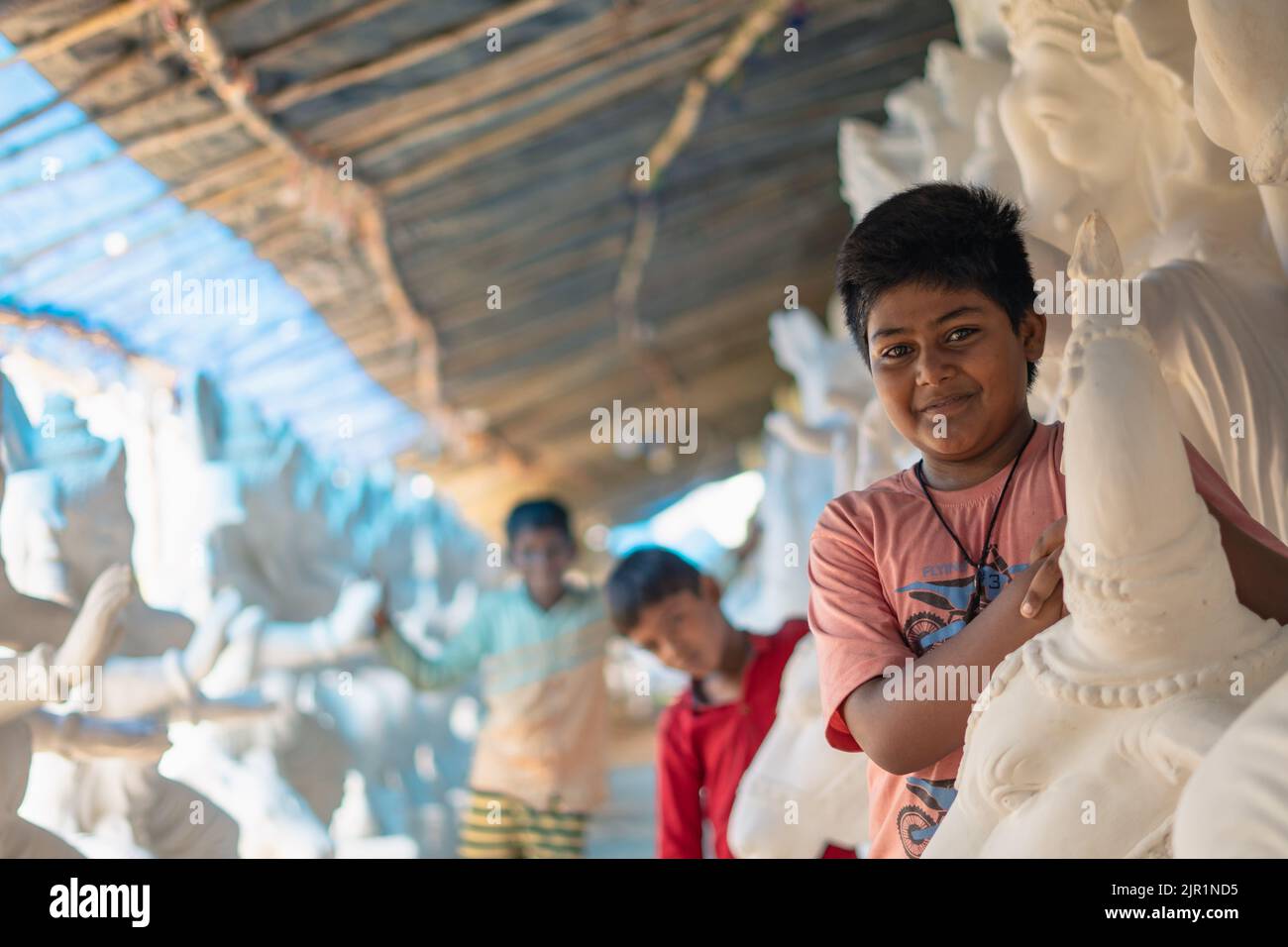 Pileru, Inde - 28 juillet,2022: Jeune enfant debout en tenant les mains ...