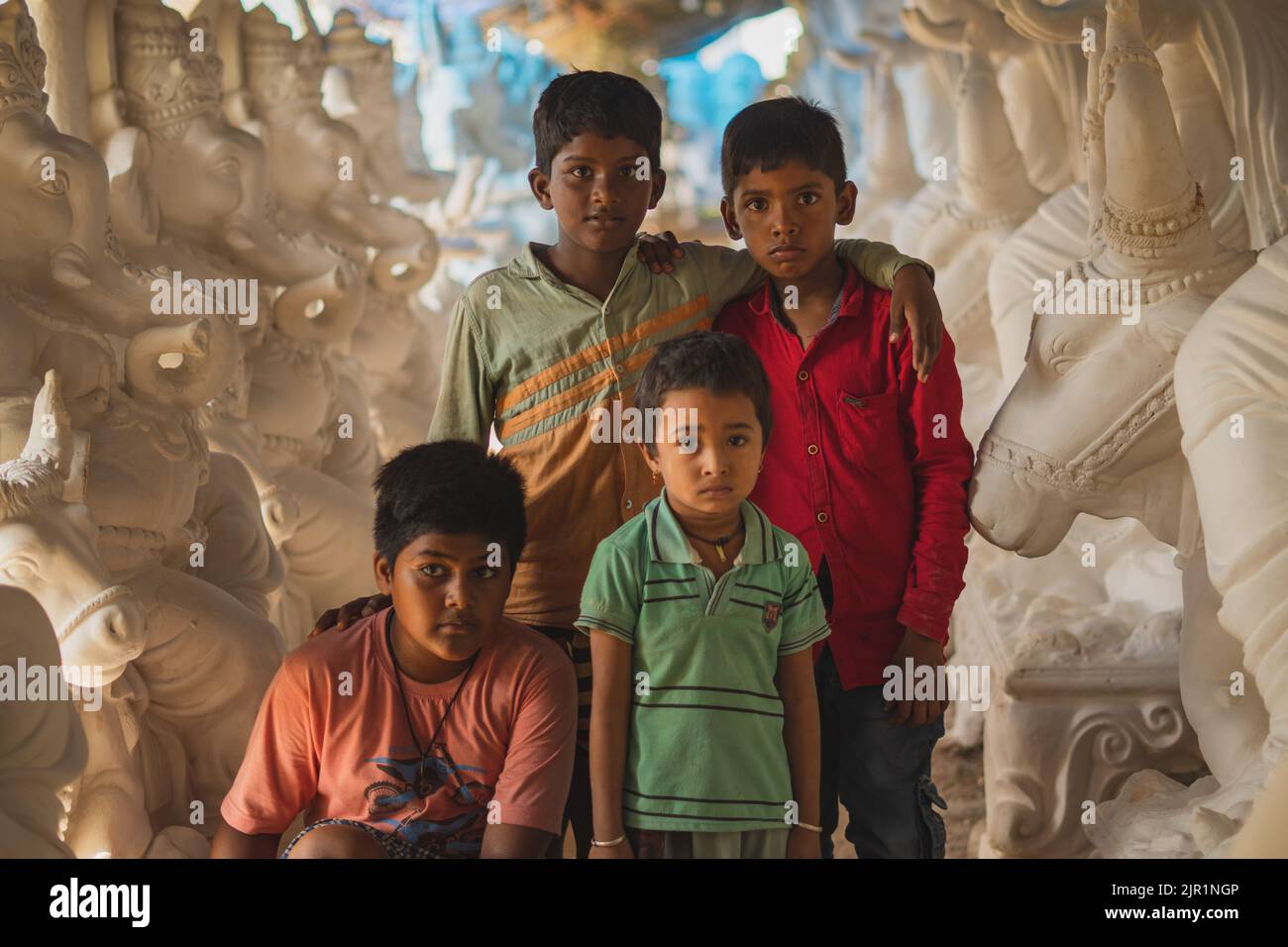 Pileru, Inde - 28 juillet,2022: les enfants de la rue se tenant dans le ...