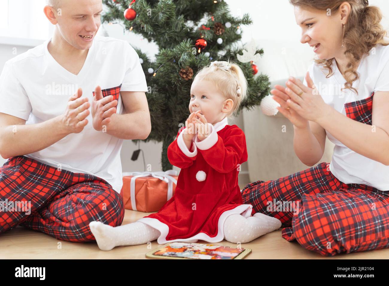 Un enfant en bas âge doté d'un implant cochléaire joue avec ses parents ...