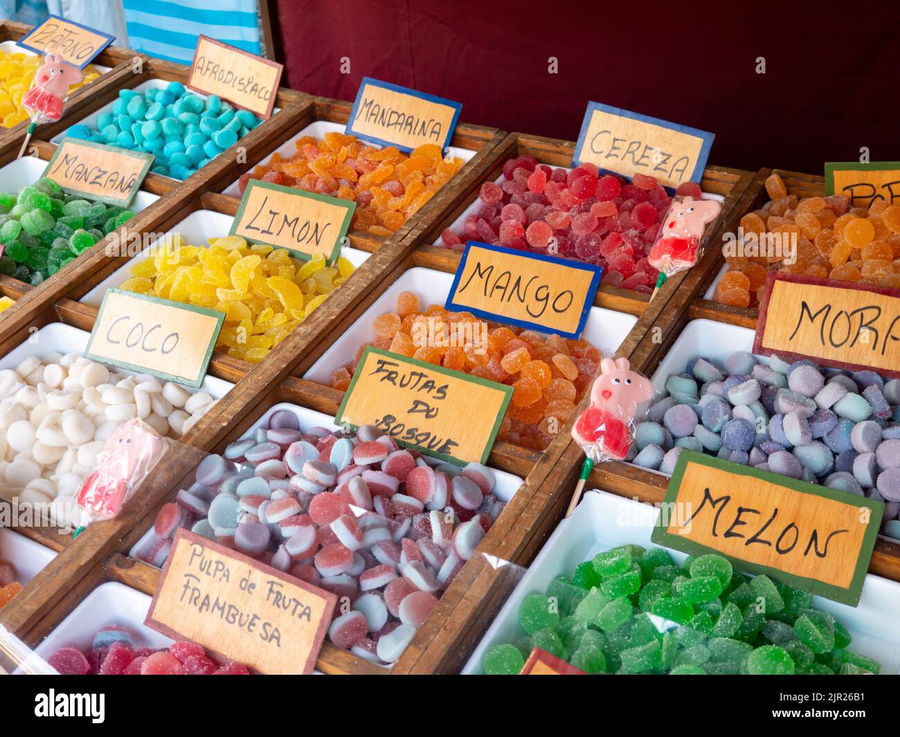 MONDONEDO, ESPAGNE - 14 AOÛT 2022 : bonbons colorés avec des étiquettes ...