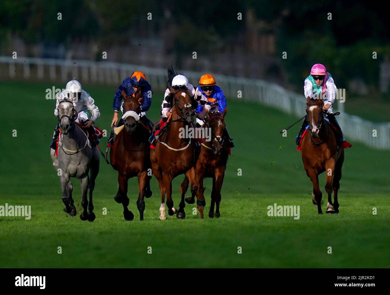 Invigilate monté par le jockey Richard Kingscote (à droite) sur le ...