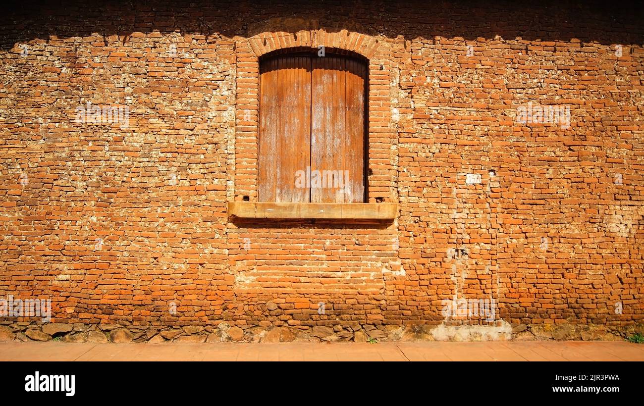 Ancienne porte en bois dans Un mur en brique, vente de bois et mur en ...