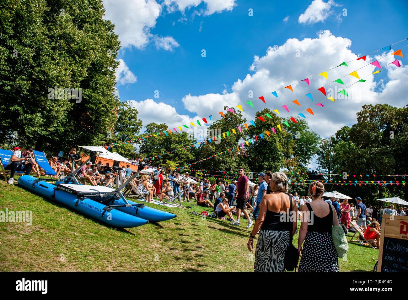 Breda, pays-Bas, 21/08/2022, les gens sont vus allongé sur l'herbe tout ...