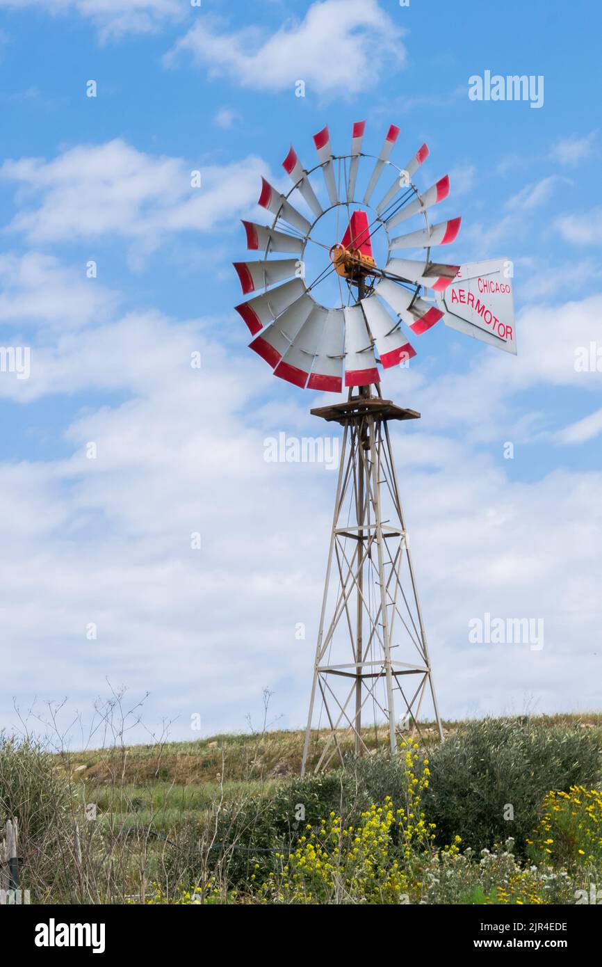 Une pompe à vent en fonctionnement, avec rotor multilame rotatif en ...