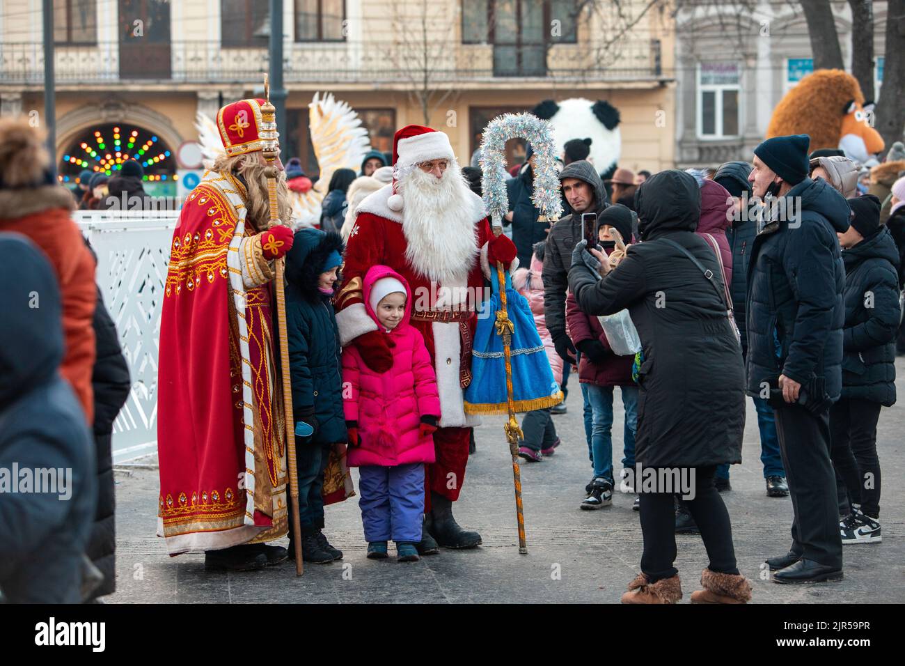 Lviv, Ukraine - 26 décembre 2021: Les enfants prennent des photos avec ...