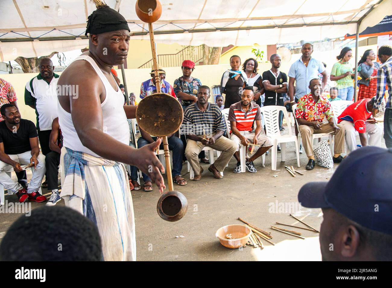 Un conteur gabonais de Mvet lors d'une représentation au Festival des 9 ...