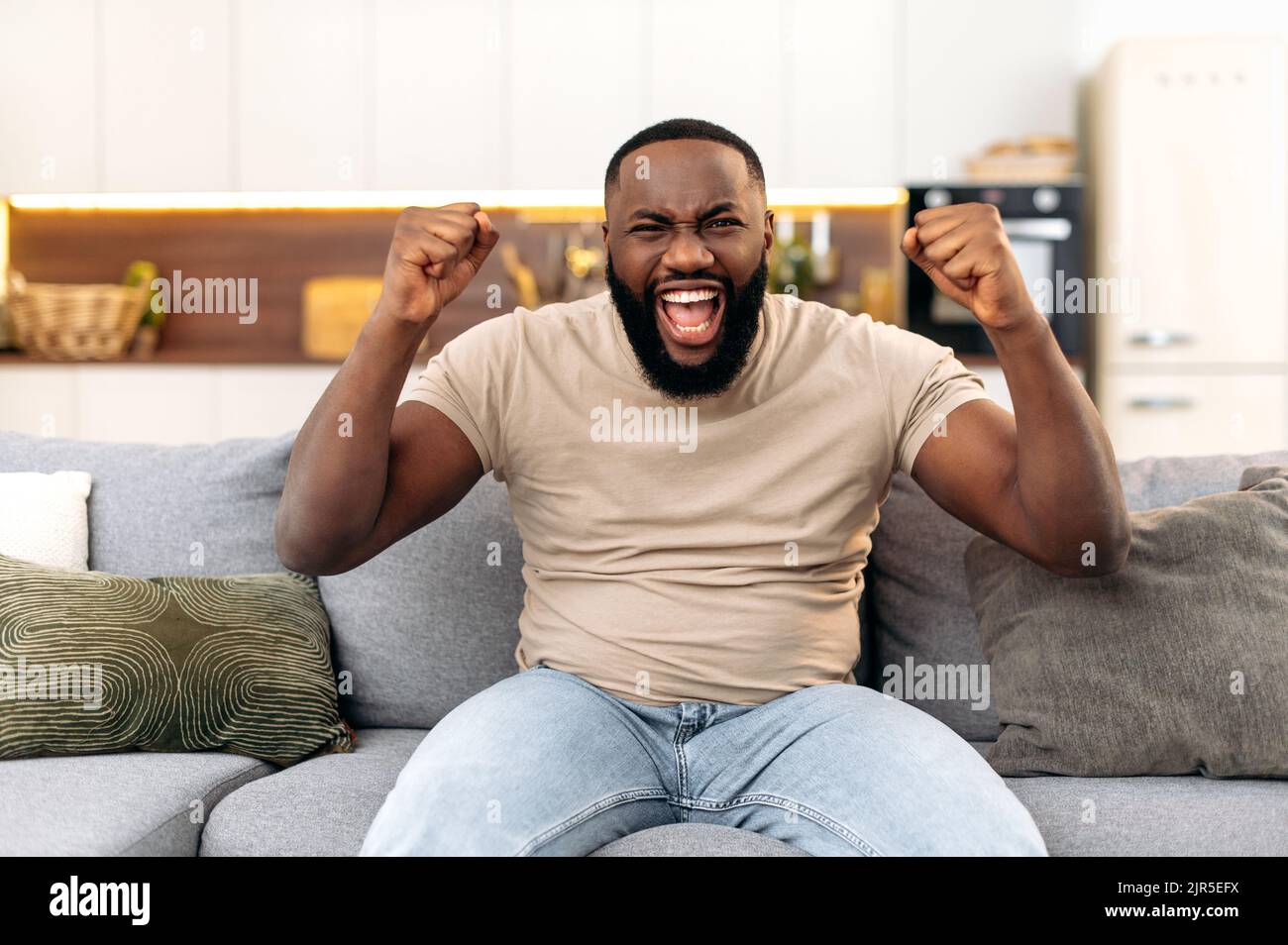 Homme noir en joie célébrant un succès Banque de photographies et d’images à haute résolution ...