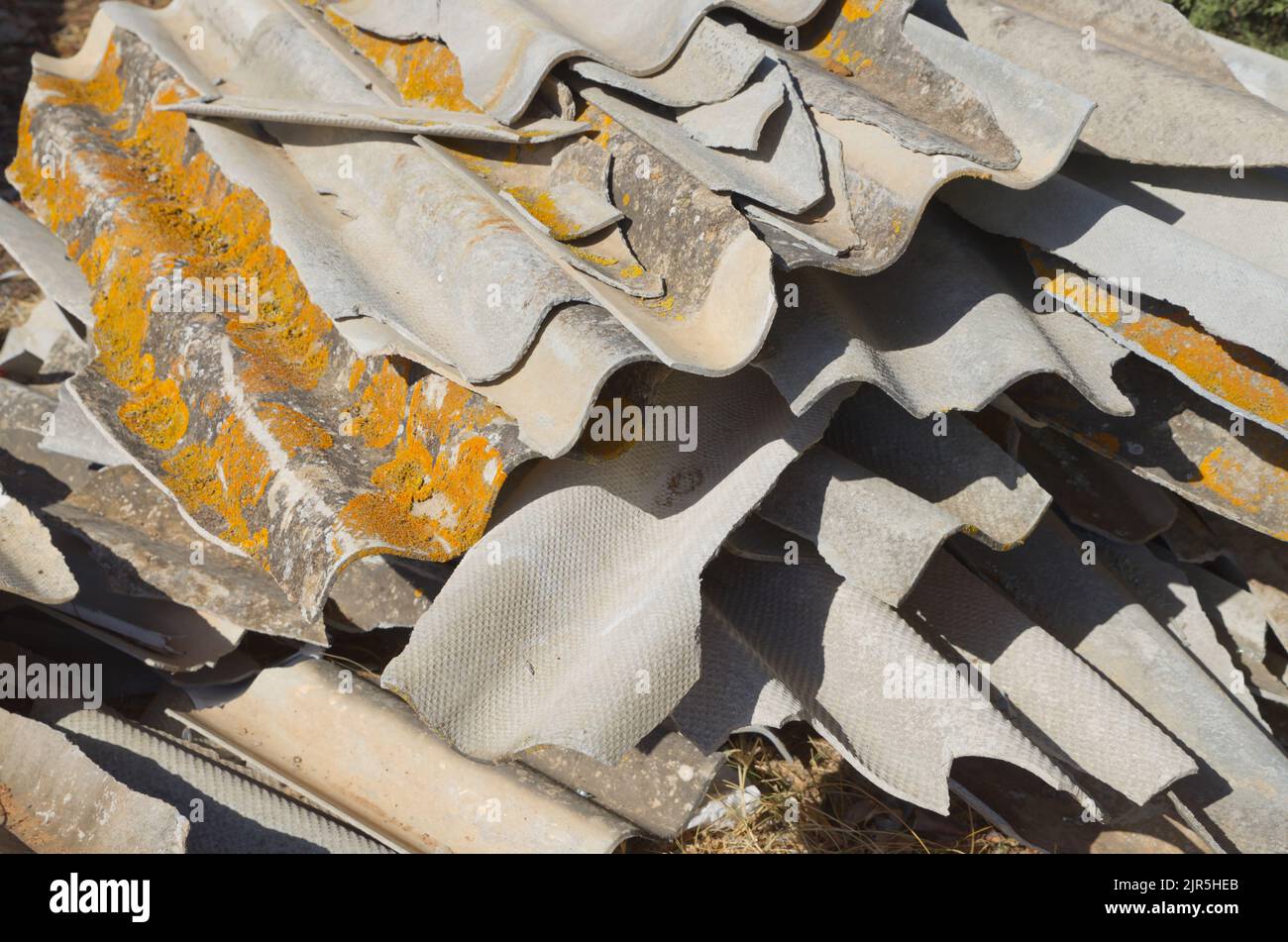 Feuilles de ciment d'amiante brisées avec basculement de mouche à ...