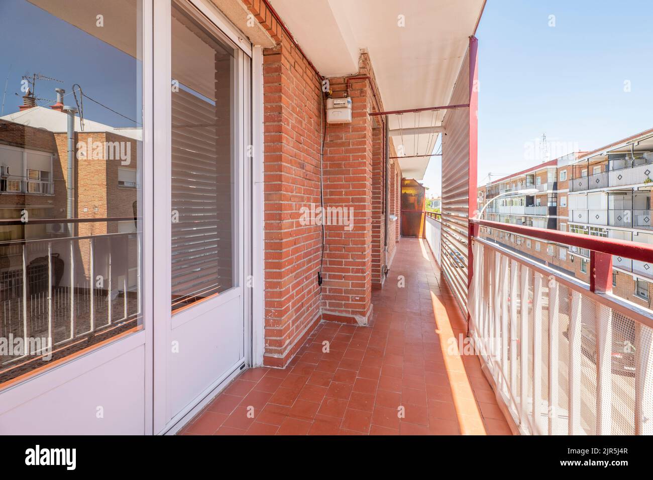 Longue terrasse d'une maison résidentielle urbaine avec rambarde en ...