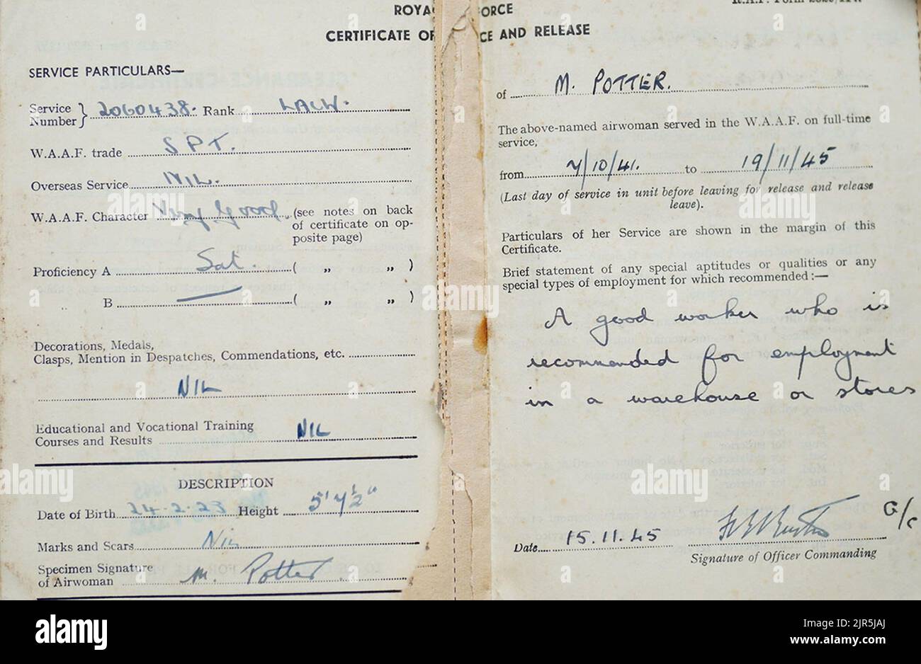 Le carnet de service de la RAF de Mme Margaret 'Peggy' Terry, âgée de ...
