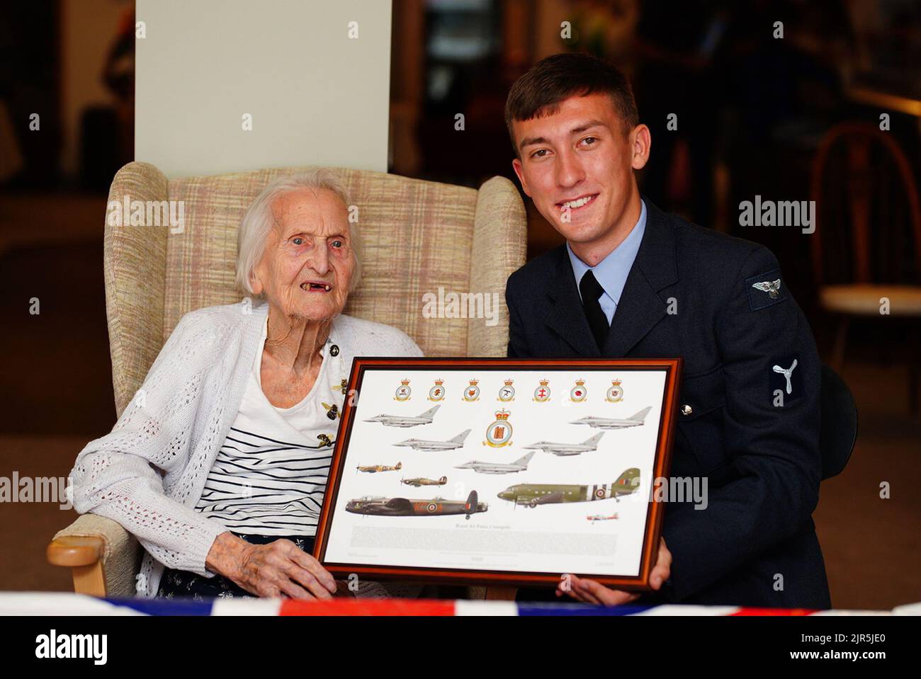 Mme Margaret 'Peggy' Terry, âgée de 99 ans, est présentée cinq ...