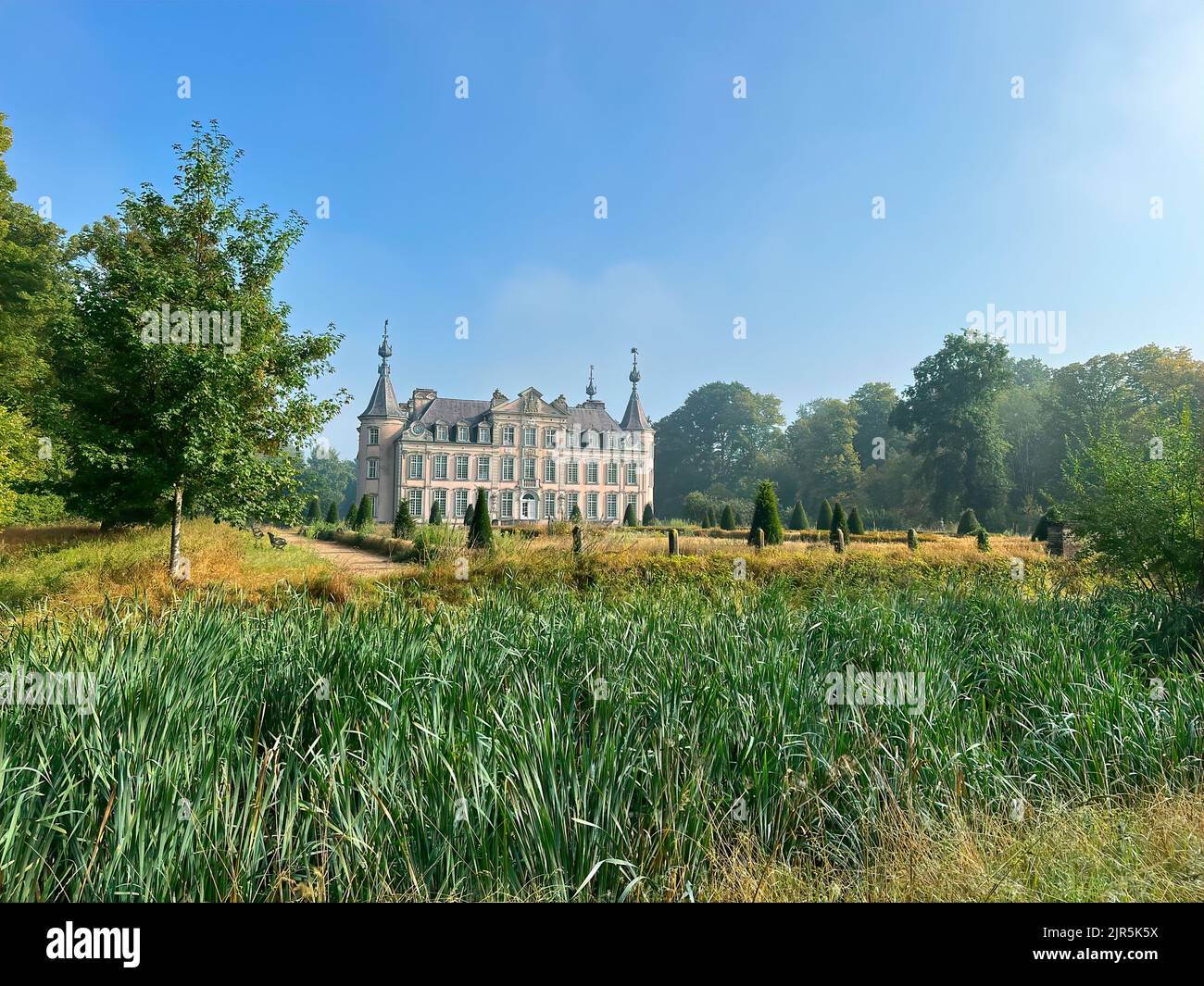 Photo en grand angle et coloré sur le bâtiment historique du château ...