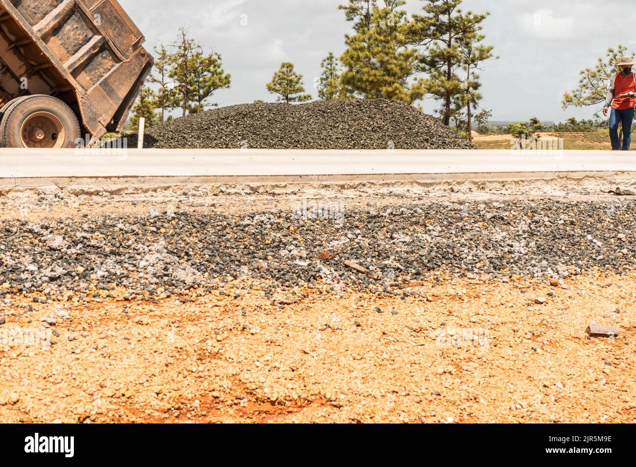 Travaux de construction d'une route en béton dans les caraïbes au nord ...