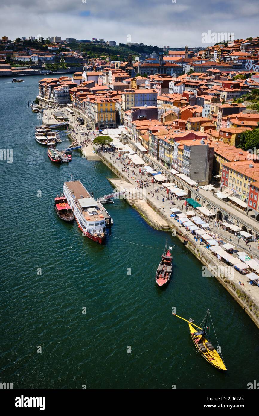 Le quartier Ribeira de Porto et le fleuve Douro et le front de mer ...