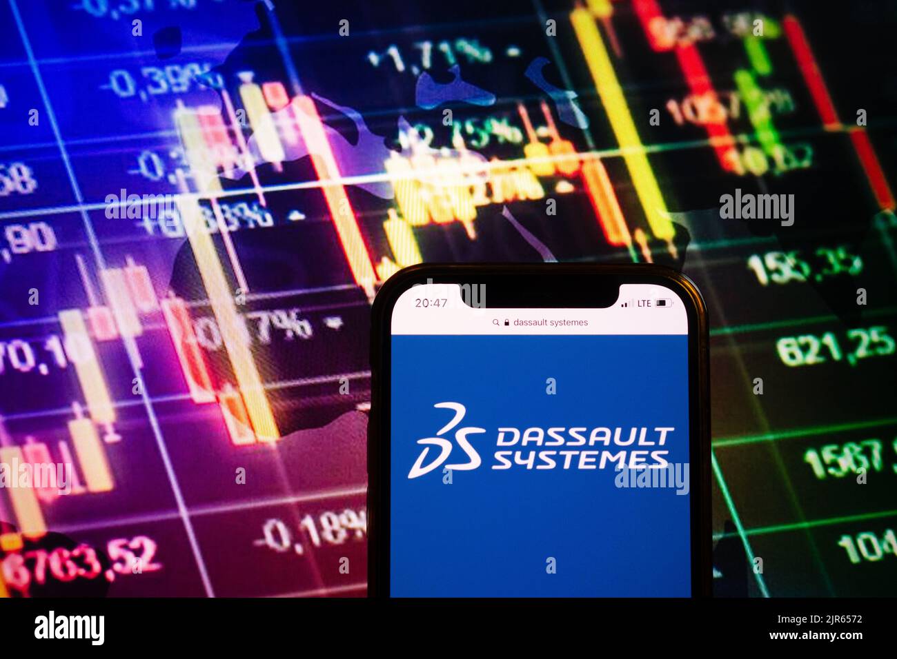 KONSKIE, POLOGNE - 10 août 2022: Smartphone affichant le logo de la société Dassault systèmes ...