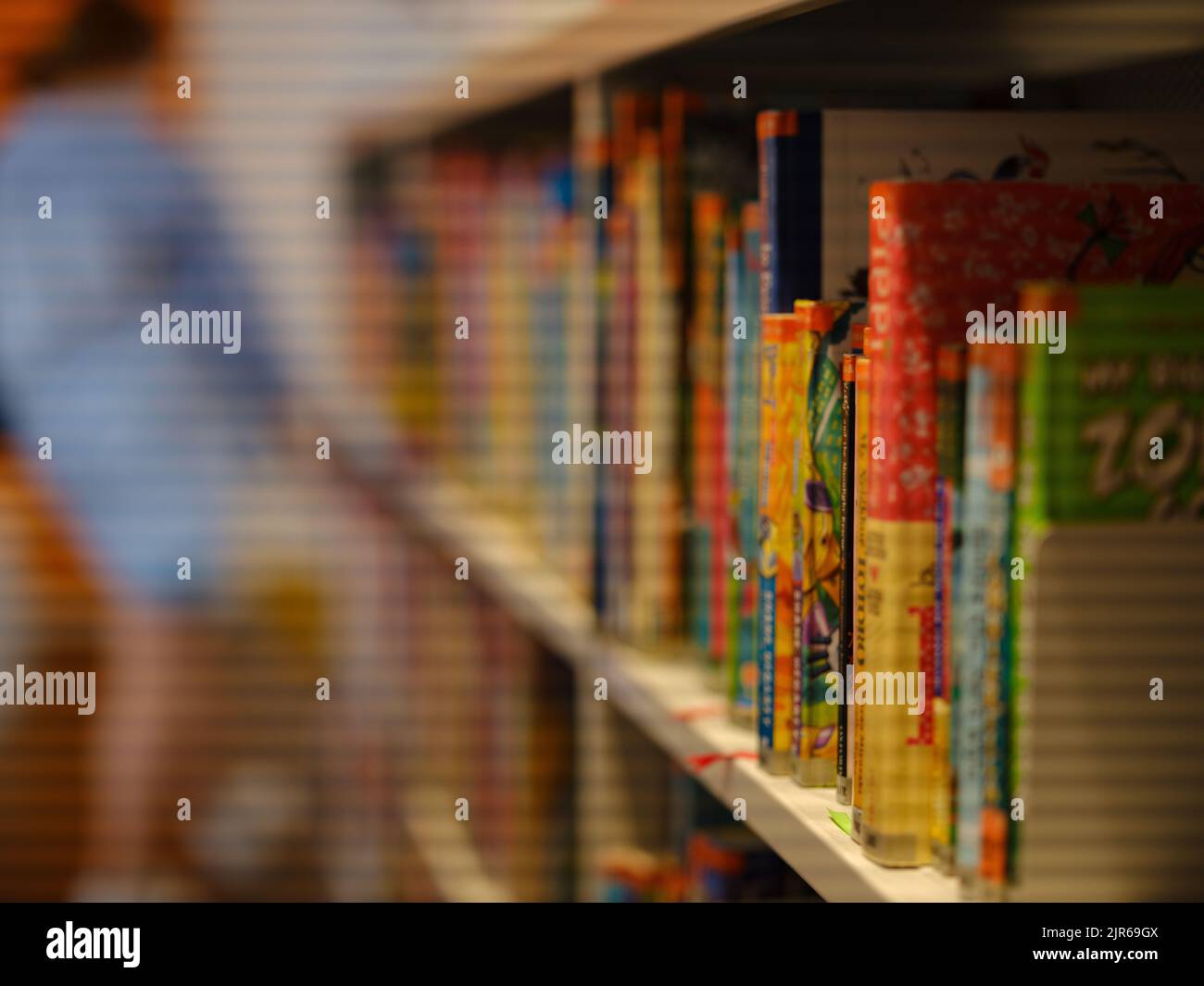 Bâle, Suisse - 8 juillet 2022: Livres dans une nouvelle bibliothèque ...