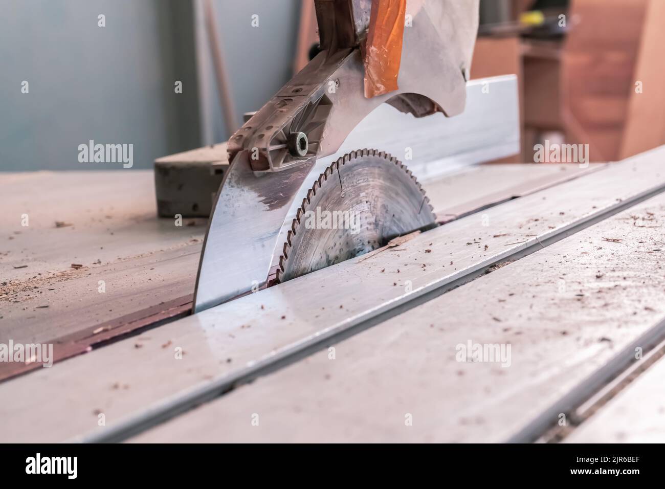 Scie à bois dans l'atelier pour la production de meubles. Scie ...