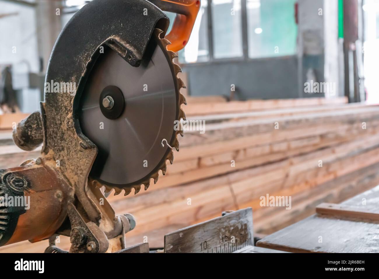 Scie à bois dans l'atelier pour la production de meubles. Scie circulaire à bois et barre en ...