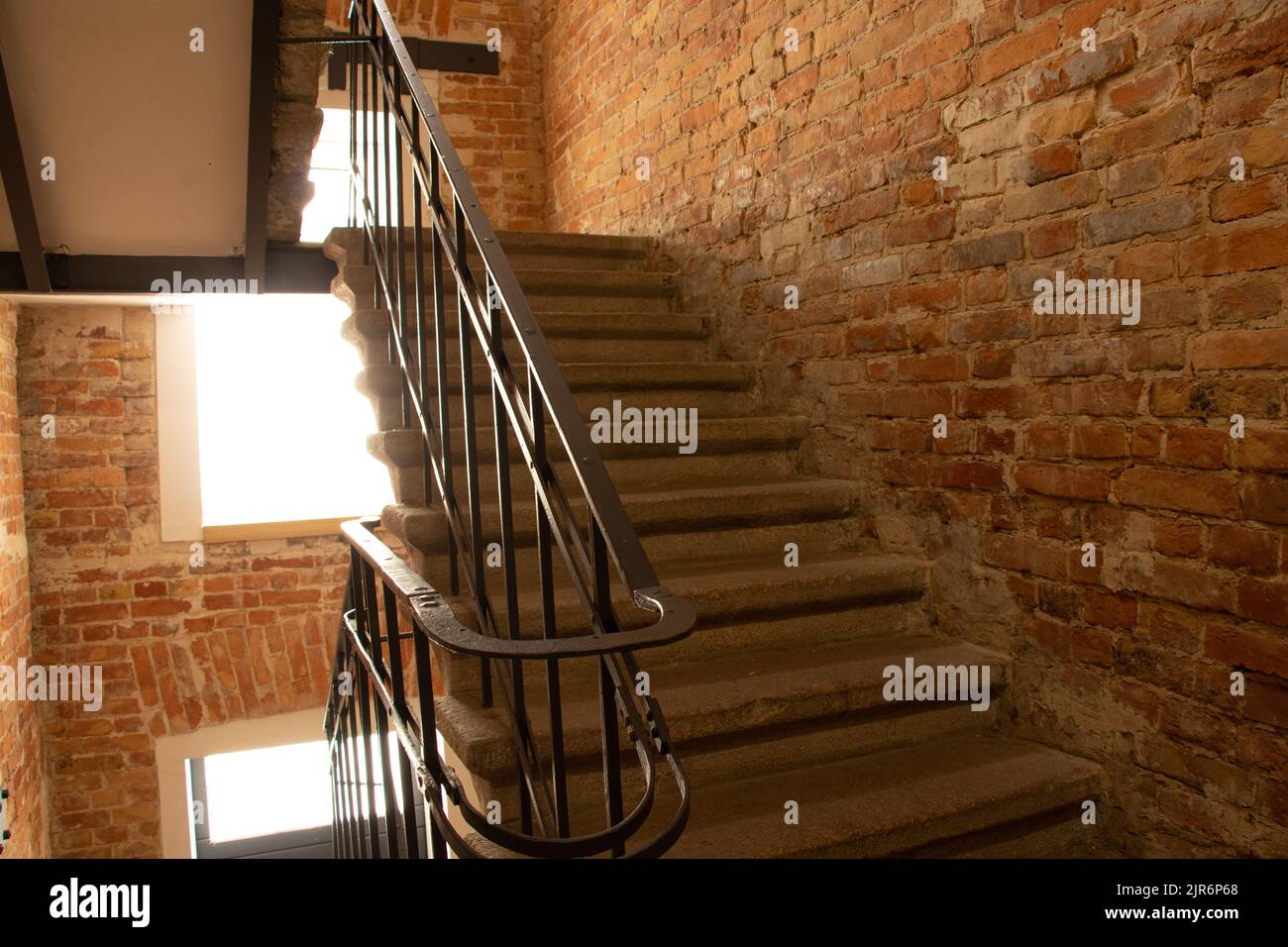 Une entrée à l'intérieur d'une vieille maison avec un escalier au ...