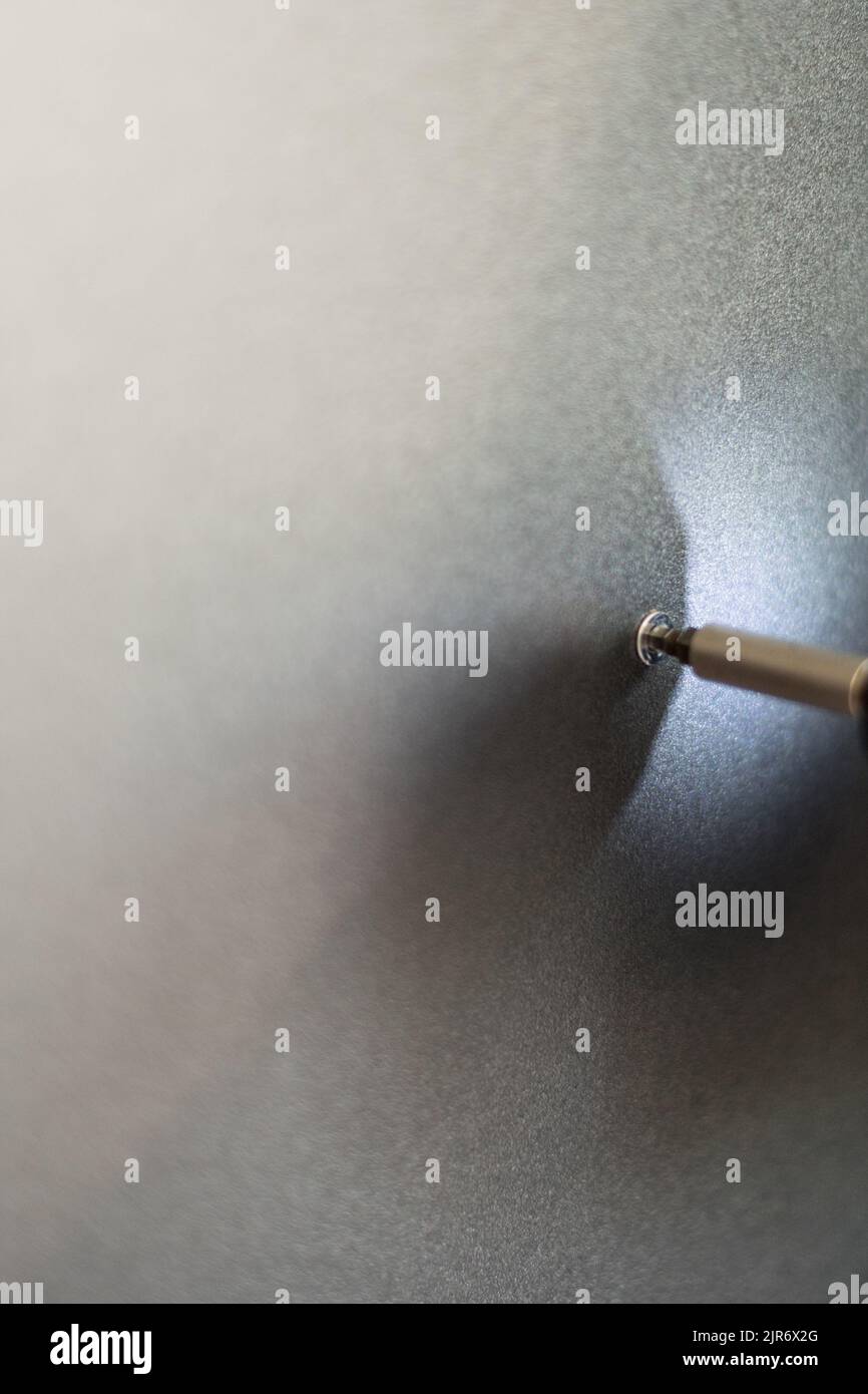 Le processus de vissage de la vis, l'installation d'une armoire de ...