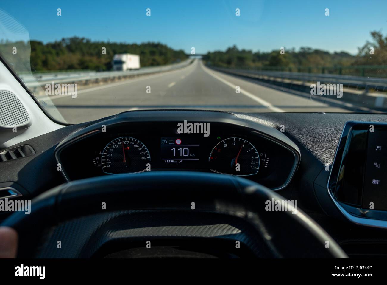 Vue du conducteur sur le compteur de vitesse at110 km/h ou 110 mi/h et ...