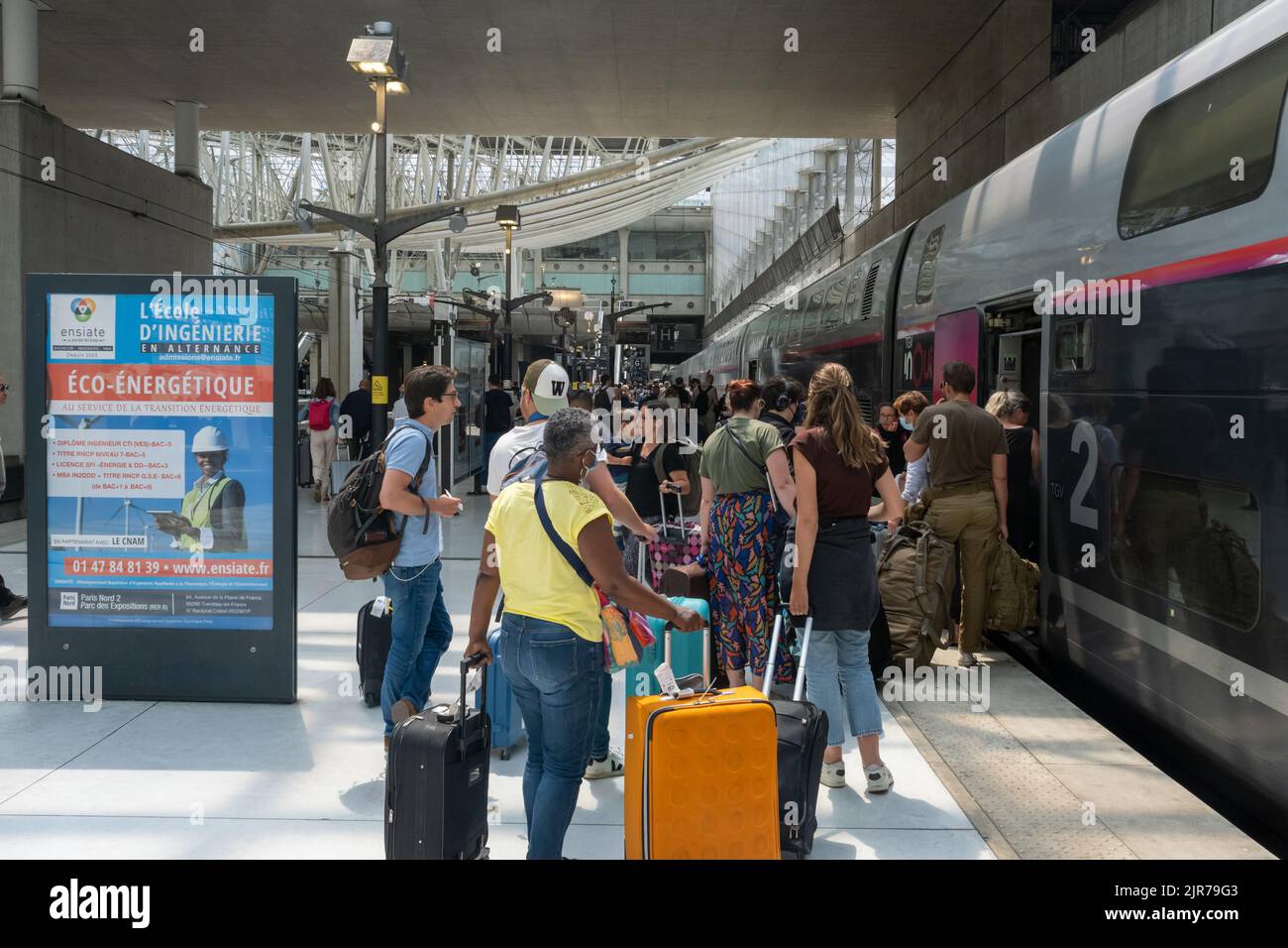 Roissy-en-France, France - 27 juin 2022 : passagers à bord d'un TGV à ...