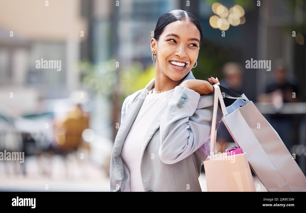 Shopping, vente au détail et client avec des sacs à faire des achats ...