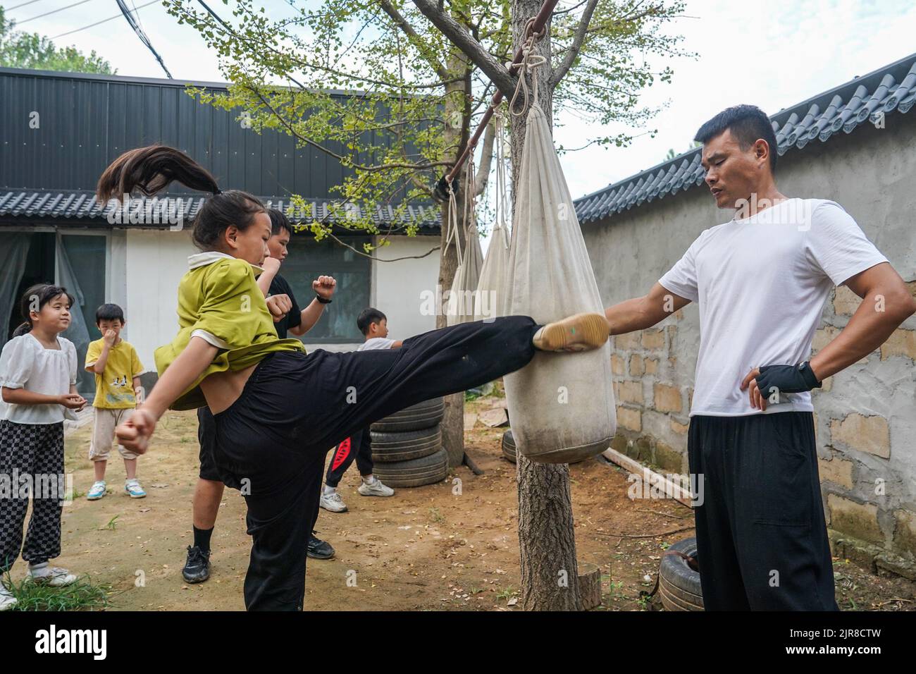 (220823) -- XUZHOU, 23 août 2022 (Xinhua) -- Liu long (R) donne ...