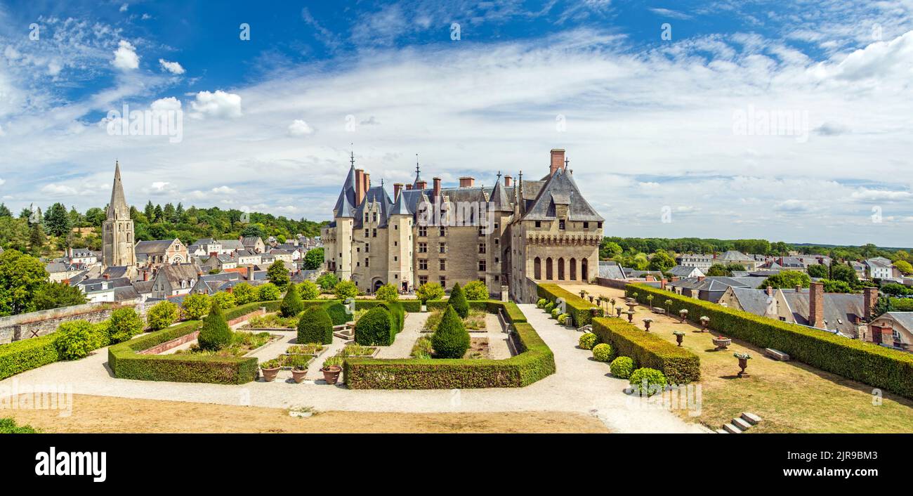 Le château de Langeais (Château de Langeais) et l'église médiévale d ...