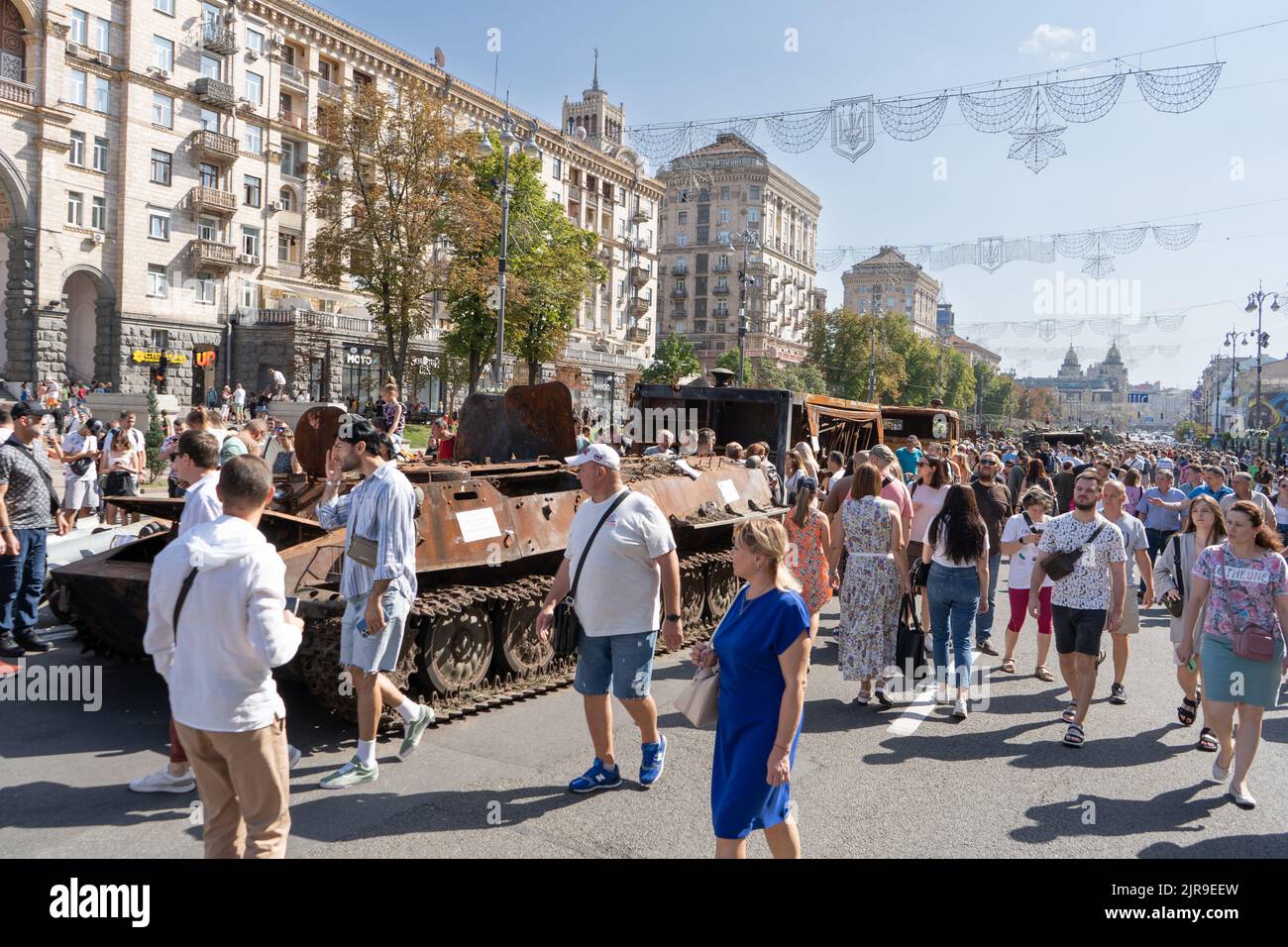 Exposition de matériel militaire russe brûlé détruit sur Khreschatyk ...