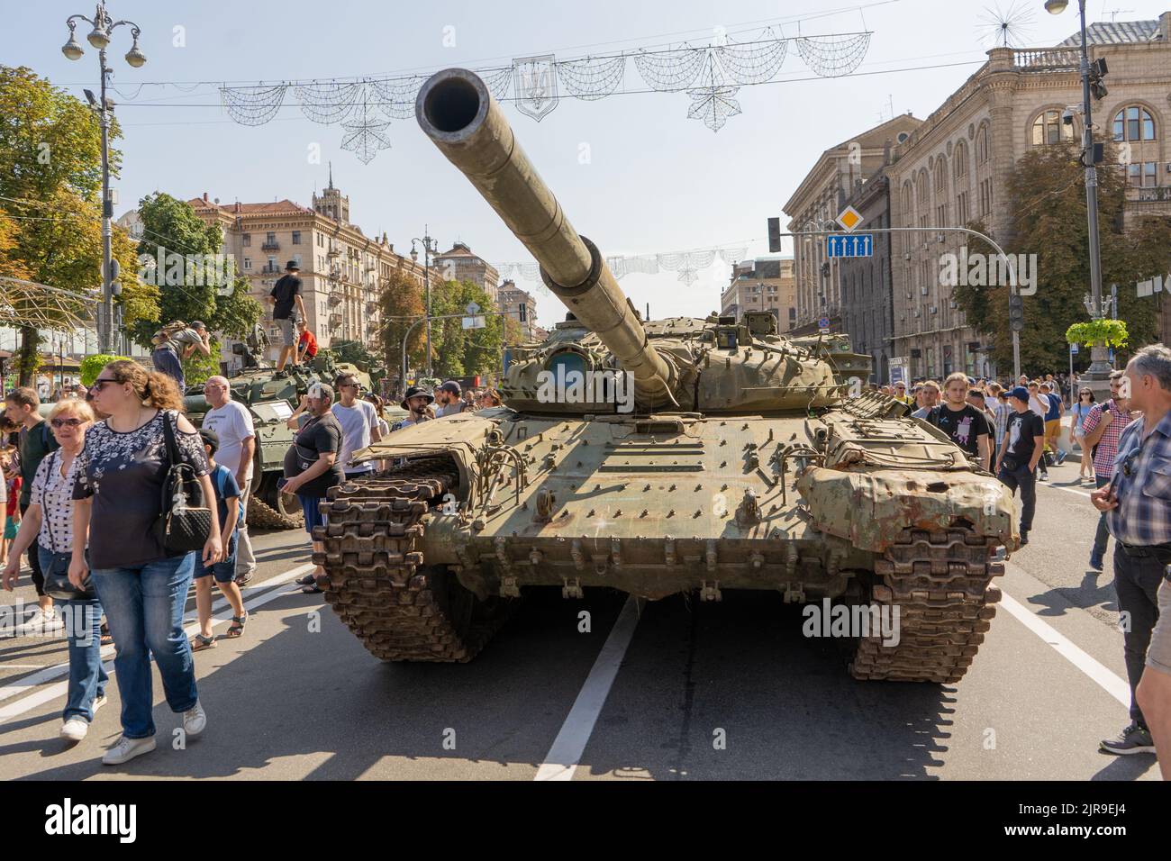 Exposition de matériel militaire russe brûlé détruit sur Khreschatyk ...