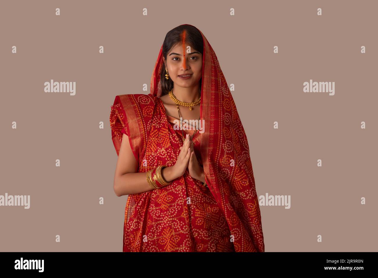 Indian woman joined hands welcome Banque de photographies et d’images à ...