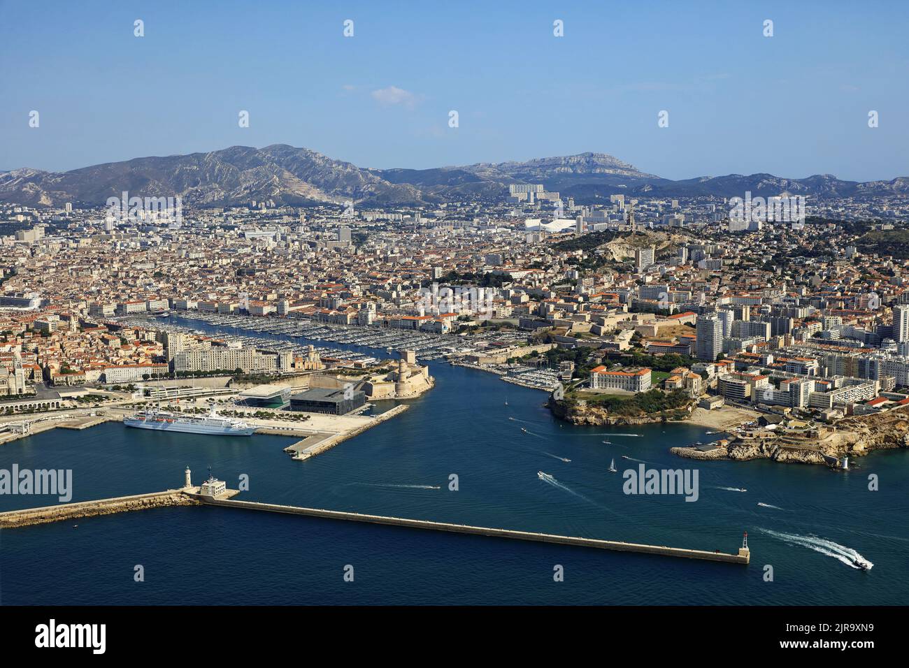 Marseille (sud-est de la France) : vue aérienne de la ville et du Vieux ...