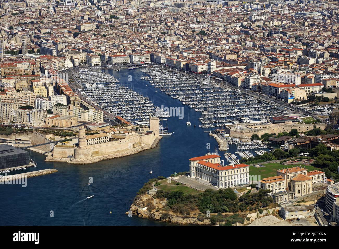 Marseille (sud-est de la France) : vue aérienne de la ville et du Vieux Port en été. Des ...