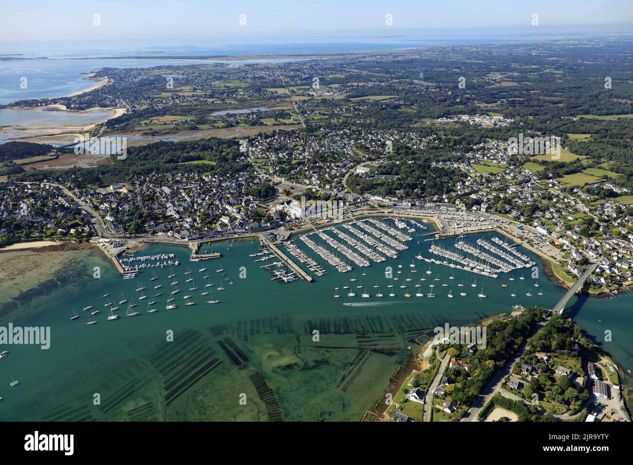 La Trinite-sur-Mer (Bretagne, nord-ouest de la France) : vue aérienne ...