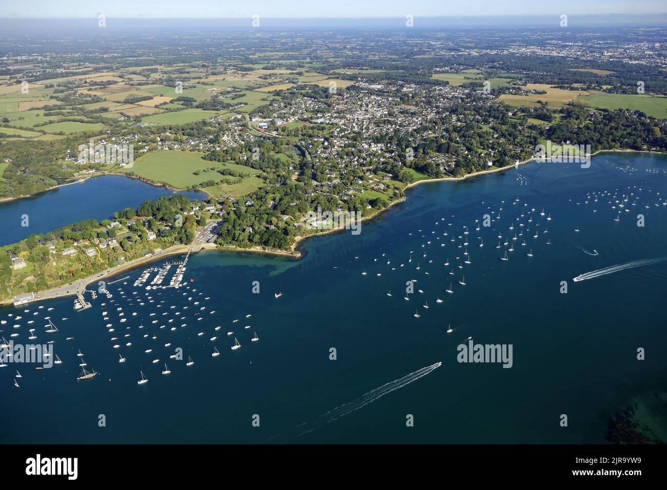 Arradon (Bretagne, nord-ouest de la France) : vue aérienne de la ...